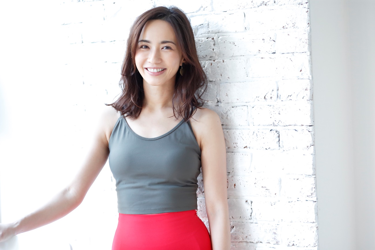 見た目の印象もアップ！ 優木まおみさんが伝授する美ボディへ整える立ち方・座り方|ダイエット、フィットネス、ヘルスケアのことならFYTTE-フィッテ