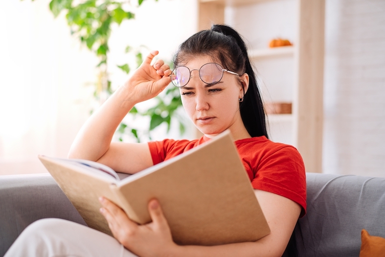 医師解説。目の老化は20代、老眼は40代から。健康な目を維持するエイジングケア|ダイエット、フィットネス、ヘルスケアのことならFYTTE-フィッテ